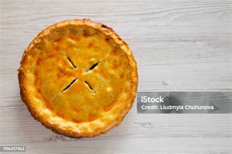 수제 캐나다 투르티에르 고기 파이 흰색 나무 표면에 상단 보기 평면 누워 오버 헤드 위에서 공간을 복사합니다 고기에 대한 스톡 사진 및 기타 이미지 Istock