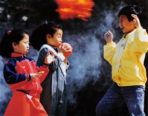 매일 어린이 사진전 60돌 회고전 대상 김태학 작`아이 깜짝이야`1986년 매일신문