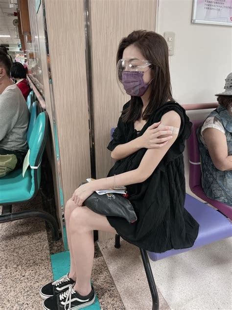 黃少谷帶孕妻打莫德納疫苗 爆民眾搶打尷尬事 自由娛樂
