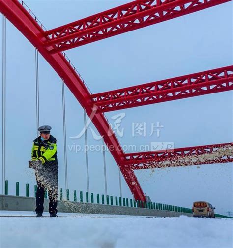 安徽庐江：风雪保畅通 人民图片网