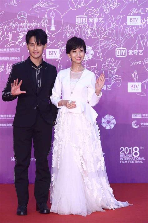 趙雅芝攜手小兒子黃凱傑亮相電影節，就問你黃愷傑像不像嚴立恆？ 每日頭條