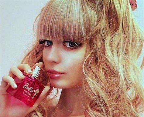 این دختر شبیه باربی ها خودش را کرده است عکس