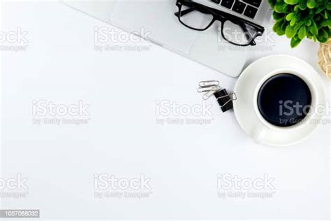 사무실 책상 빈 노트북을 사무실에서 작업의 상위 뷰 및 다른 사무실 공급 복사 공간 0명에 대한 스톡 사진 및 기타 이미지