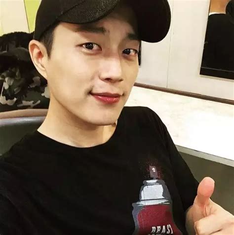 國民男友beast「尹斗俊」自拍特定公式！如果沒有「它」就不會拍照？
