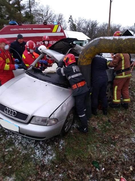 FOTO Șoferiță în stare GRAVĂ după ce autoturismul în care se afla s a izbit VIOLENT de un