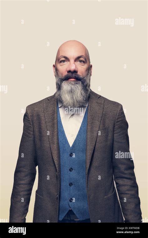 Un homme chauve avec une barbe Banque de photographies et d’images à haute résolution - Alamy