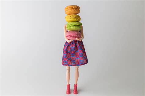 여러 가지 빛깔의 마카롱 쿠키 디저트를 들고 인형으로 만든 음식 추상 개념에 대한 스톡 사진 및 기타 이미지 개념 개념