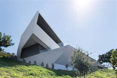 Arshia Architects Completes Angular White Residence In Hollywood Hills