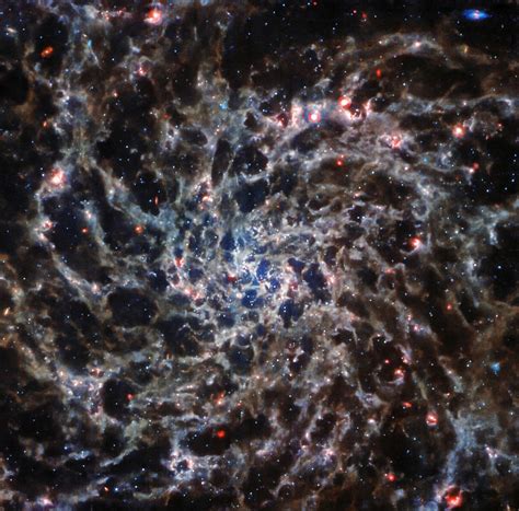 詹姆斯韦伯太空望远镜使用红外线穿透星际尘埃 揭露连科学家都深感难以抗拒的宇宙 神秘的地球 科学自然地理探索