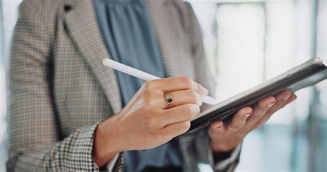 사무실 손 및 비즈니스 사람 뉴스 연구 정보 및 스토리 각도에 대한 메모 작성을 위한 태블릿이 있습니다 직장 디지털 및 정치 비트에 대한 저널리스트 온라인 블로그 및 펜으로