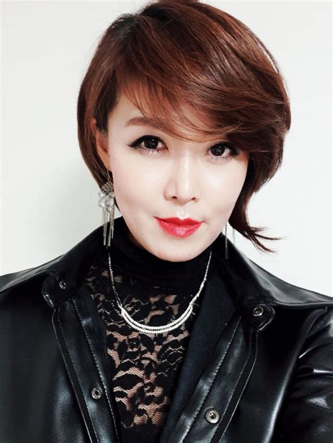 Christina 앎과모름의차이 난 오늘에서야 비로소 알았다 내가 알고있는 것이 전부가 아닐 수 있음을 다 알고있다는 그 오만함 속에 얼마나 큰 오류가 함께할