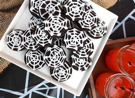 Manualidades Halloween Arañas con galletas Oreo SaborGourmet
