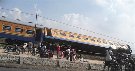 Caruban To Night Kecelakaan Proyek Rel Ganda Kai Krd Vs Alat Berat