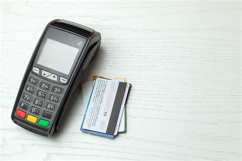 Pos 터미널 신용 카드와 흰색 배경에 고립 된 지불 기계 Nfc 기술로 비접촉 결제 계산대에 대한 스톡 사진 및 기타 이미지