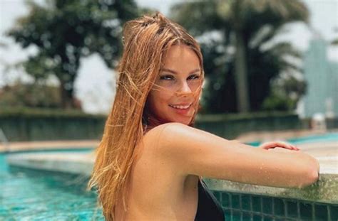 Małgorzata Tomaszewska kusi w basenie Wybrała wyjątkowo skromne bikini