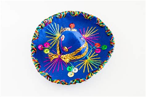 흰색 바탕에 화려한 장식품 블루 솜브레로 의 상징 멕시코 싱코 데 마요 개념 0명에 대한 스톡 사진 및 기타 이미지 0명 개인 장식품 금 금속 Istock