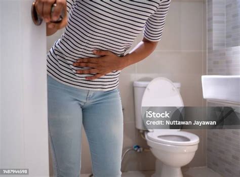 설사를 하는 여자가 화장실에 서서 배를 잡고 있다 심한 복통 화장실에 배설물을 앉을 준비를하십시오 30 34세에 대한 스톡 사진 및 기타 이미지 Istock