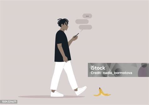 가는 길에 바나나 껍질을 무시하고 스마트폰에 중독된 젊은 아프리카 남성 캐릭터 걷기에 대한 스톡 벡터 아트 및 기타 이미지 걷기 바나나 껍질 거리 Istock