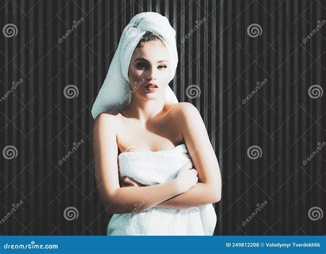 Bella Mujer Maneja Toalla Después Del Baño Retrato De Belleza De Una Mujer Semidesnuda Con Una