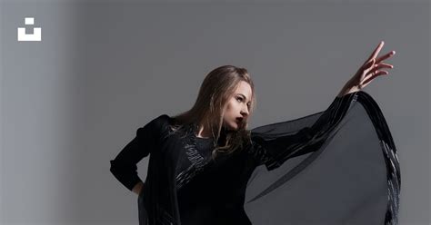 검은 드레스를 입은 여성이 사진을 찍기 위해 포즈를 취하고 있습니다 사진 Unsplash의 무료 초상 이미지