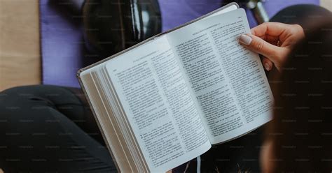 종이에 글을 쓰는 사람 사진 Unsplash의 책 읽기 이미지