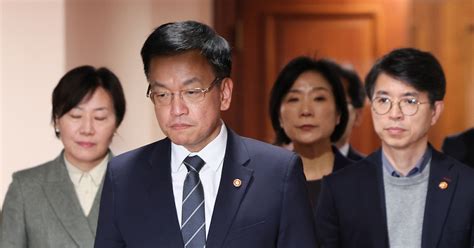 집중하고 긴장하라정부 대혼란 속 직격탄 맞은 소상공인 지원 총력