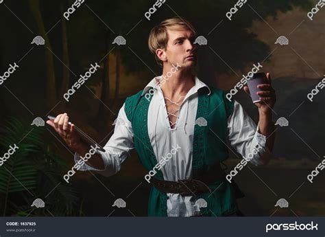 مرد جوان در سبک رنسانس از وسایل استفاده می کند دوئت خنده دار سبک قرون وسطایی و ویژگی های مدرن