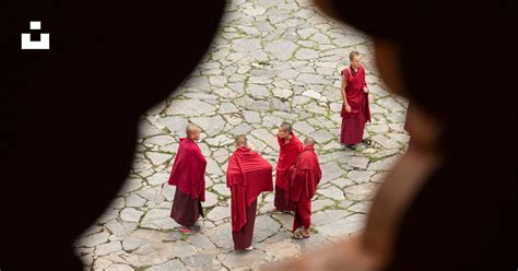 빨간 옷을 입은 한 무리의 사람들이 원을 그리며 서 있습니다 사진 Unsplash의 무료 부탄 이미지