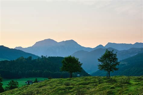 여름에푸른 하늘과 구름이 있는 화창한 날 국립 공원 베르히테스가데너 랜드 어퍼 바이에른 독일을 배경으로 알프스의 벤치에 선라이즈 0명에 대한 스톡 사진 및 기타 이미지