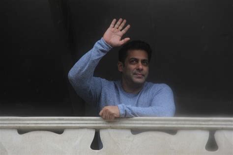 Eid Mubarak Salman Khan Wishes To All His Fans Standing Outside Galaxy