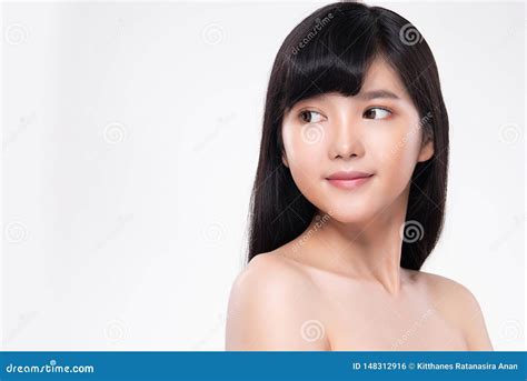 Mujer Asi Tica Joven Hermosa Con La Piel Fresca Limpia Foto De Archivo Imagen De Haga Limpio