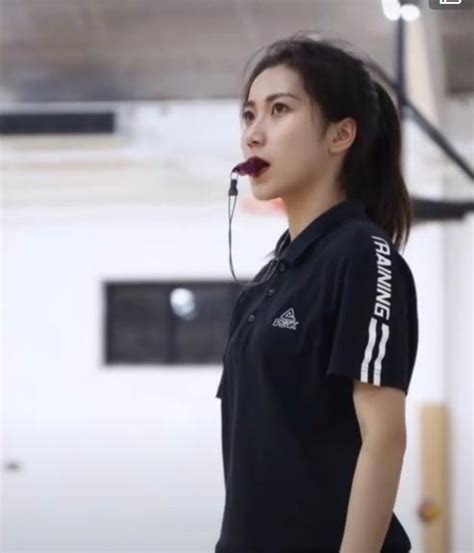 23歲籃球女裁判，曾與帕克鬥牛意外走紅，坐擁數萬粉絲 運動 Inewsdb 日日新聞．掌握每日新鮮事