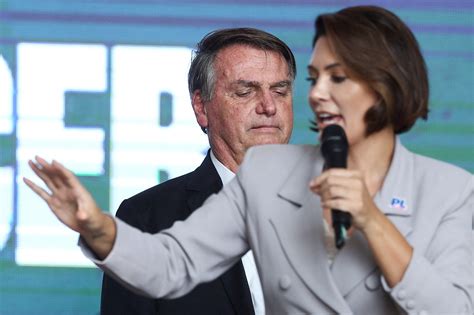 All Eyes In Brazil On Michelle Bolsonaro As Her Husbands Career