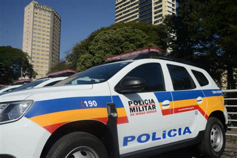 Homem é morto a tiros na Grande BH criminosos ainda passaram carro