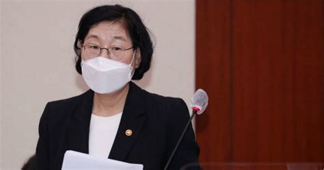 어린이 성교육책 질타에 쩔쩔맨 여가부장관 코로나가