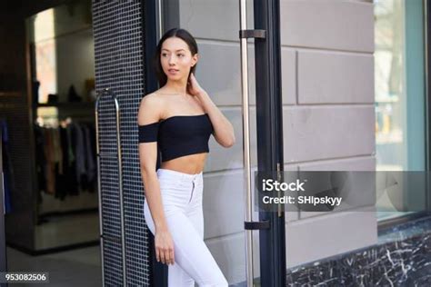 서 아름 다운 발랄 한 여자 벽 그리고 카메라에 포즈 근처 봄 시간 사진 촬영 갈색 머리에 대한 스톡 사진 및 기타 이미지 갈색 머리 거리 검은색 Istock