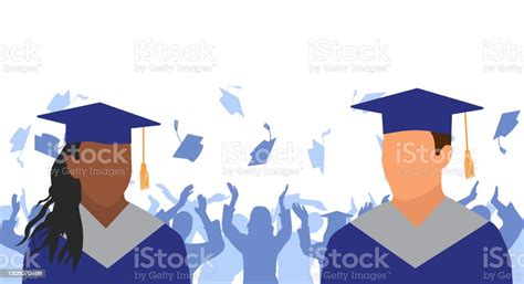아프리카계 미국인 소녀와 백인 소년은 학문적 광장 모자를 던지는 졸업생의 쾌활한 군중의 배경에 맨틀과 학술 광장 모자에 졸업 졸업식 벡터 일러스트레이션 졸업식에 대한 스톡