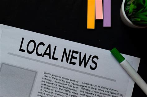 검은 색 배경에 격리 된 헤드 라인의 지역 뉴스 텍스트입니다 신문 개념 0명에 대한 스톡 사진 및 기타 이미지 0명 개념