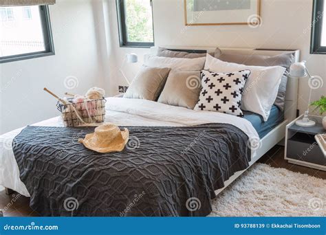 Muchas Almohadas En Una Cama Blanca En Un Dormitorio Caliente Imagen De