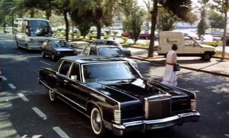 IMCDb org 1977 Lincoln Continental in Jönssonligan på Mallorca 1989