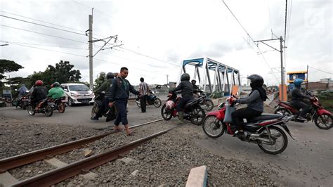 Pemotor Cewek Nekat Mencoba Terabas Palang Pintu Kereta Api Berakhir
