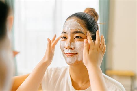 집에서 거실에서 얼굴 미용 마스크를 적용 서로 돕는 즐기는 자매 일본에 대한 스톡 사진 및 기타 이미지 일본 피부 관리