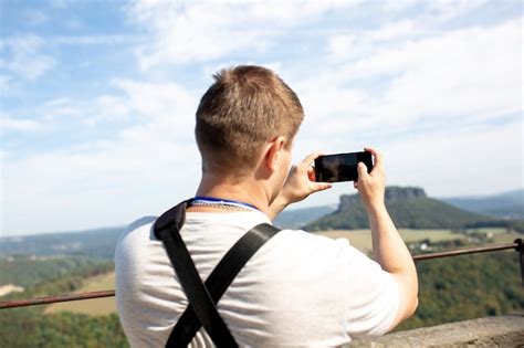 Mann Benutzt Sein Handy Im Freien Und Macht Ein Foto Im Landschaftspark Premium Foto