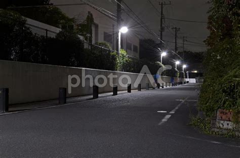防犯・暗い夜道のイメージ 道路と街灯と町並 荒川区荒川にて No 22516459｜写真素材なら「写真ac」無料（フリー）ダウンロードok