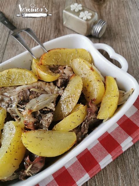 AGNELLO CON PATATE AL FORNO Secondo Piatto