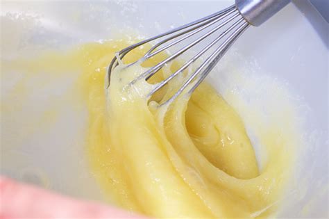 비스킷 롤 준비입니다 준비의 단계입니다 여자는 달걀과 설탕 채찍 질 가정 생활에 대한 스톡 사진 및 기타 이미지 가정 생활