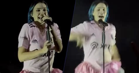 Un Grillo Salta Addosso A Rose Villain Durante Il Concerto La Sua