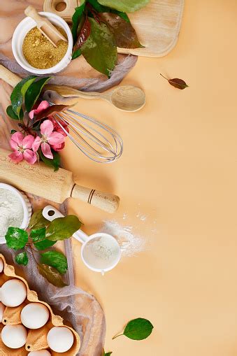 꽃 재료 파스텔 오렌지 배경에 패스트리를위한 주방 용품 봄 요리 테마가있는 베이커리 또는 요리 프레임 상단보기 복사 공간 개념에 대한 스톡 사진 및 기타 이미지 Istock