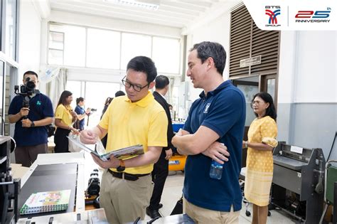 รถไฟฟ้าบีทีเอส เมื่อวันที่ 24 มีนาคม 2568 กลุ่มบริษัทบีทีเอส ได้เดินทางไปส่งมอบปฏิทินตั้งโต๊ะ