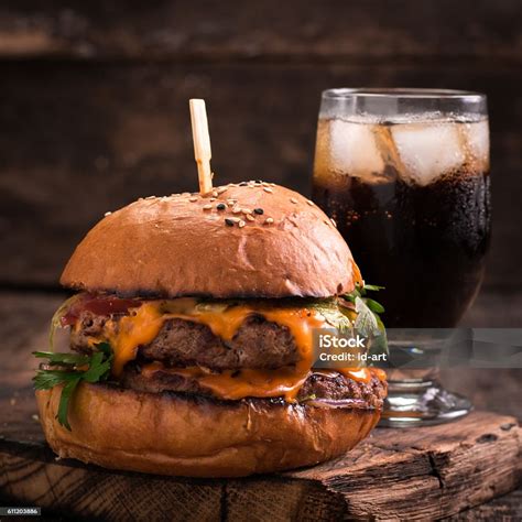 Makanan Cepat Saji Dengan Burger Atau Burger Keju Dan Minuman Ringan